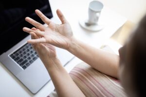 Triggerfinger: oorzaken, symptomen en behandeling - tipsvoorjou.com